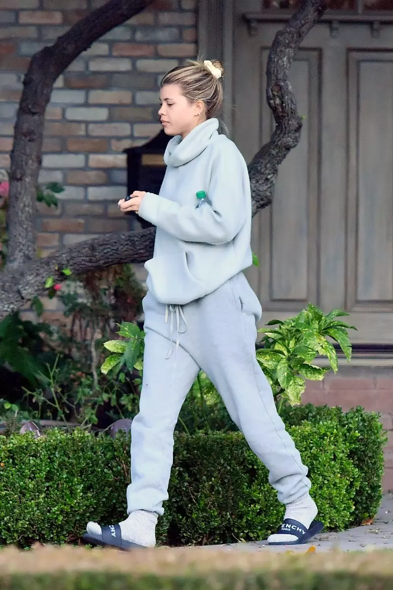 Sofia Richie ing kringet abu-abu