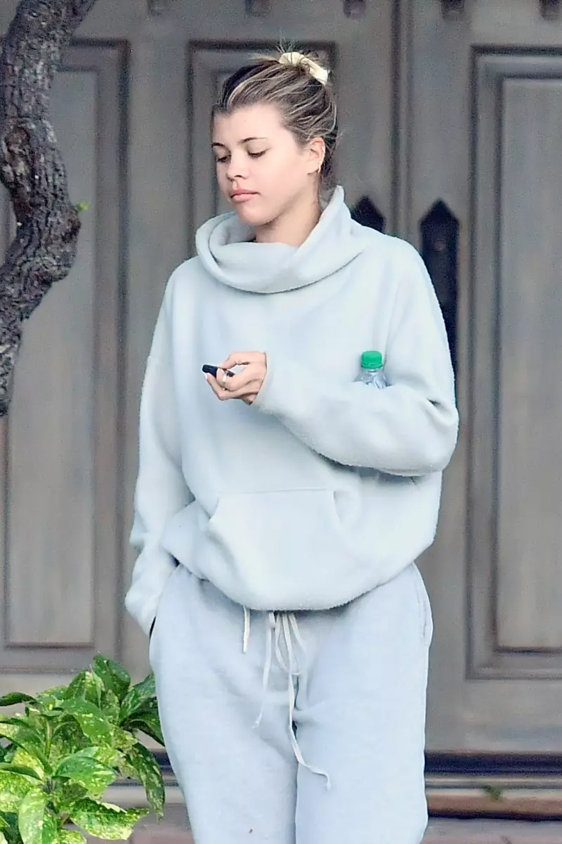 Sofia Richie iført grå sweatshirts