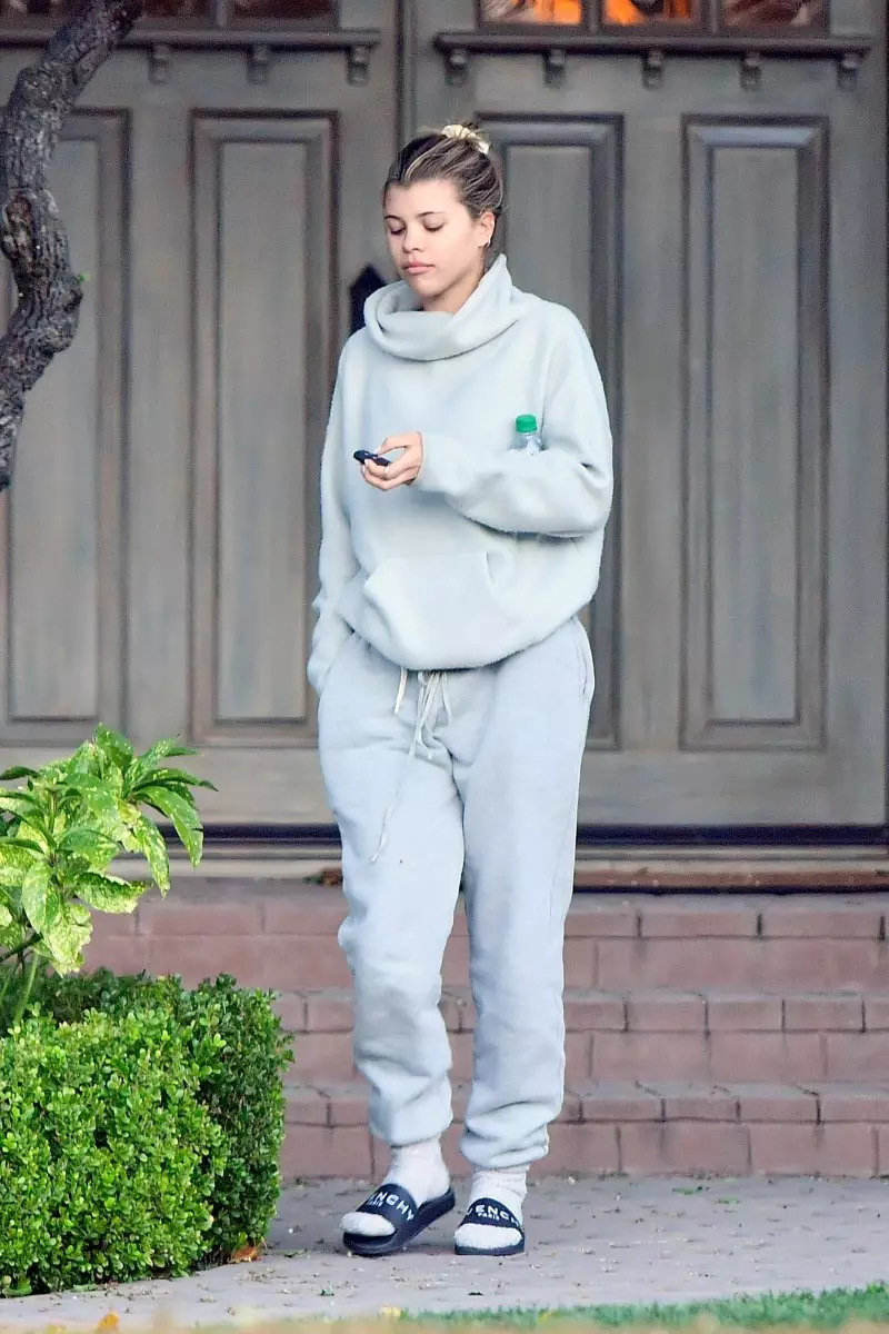 Sofia Richie iført grå sweatshirts