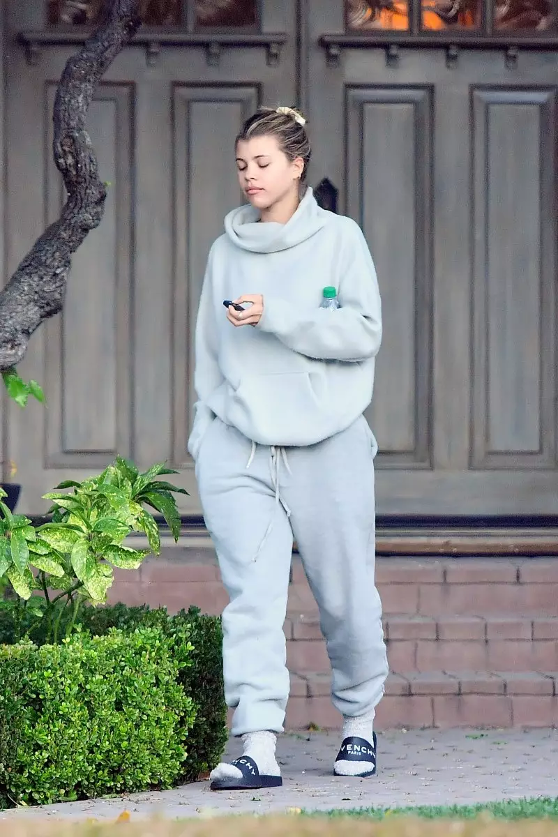 Sofia Richie iført grå sweatshirts