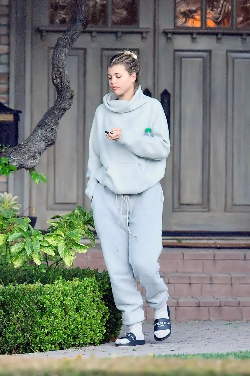 Sofia Richie iført grå sweatshirts