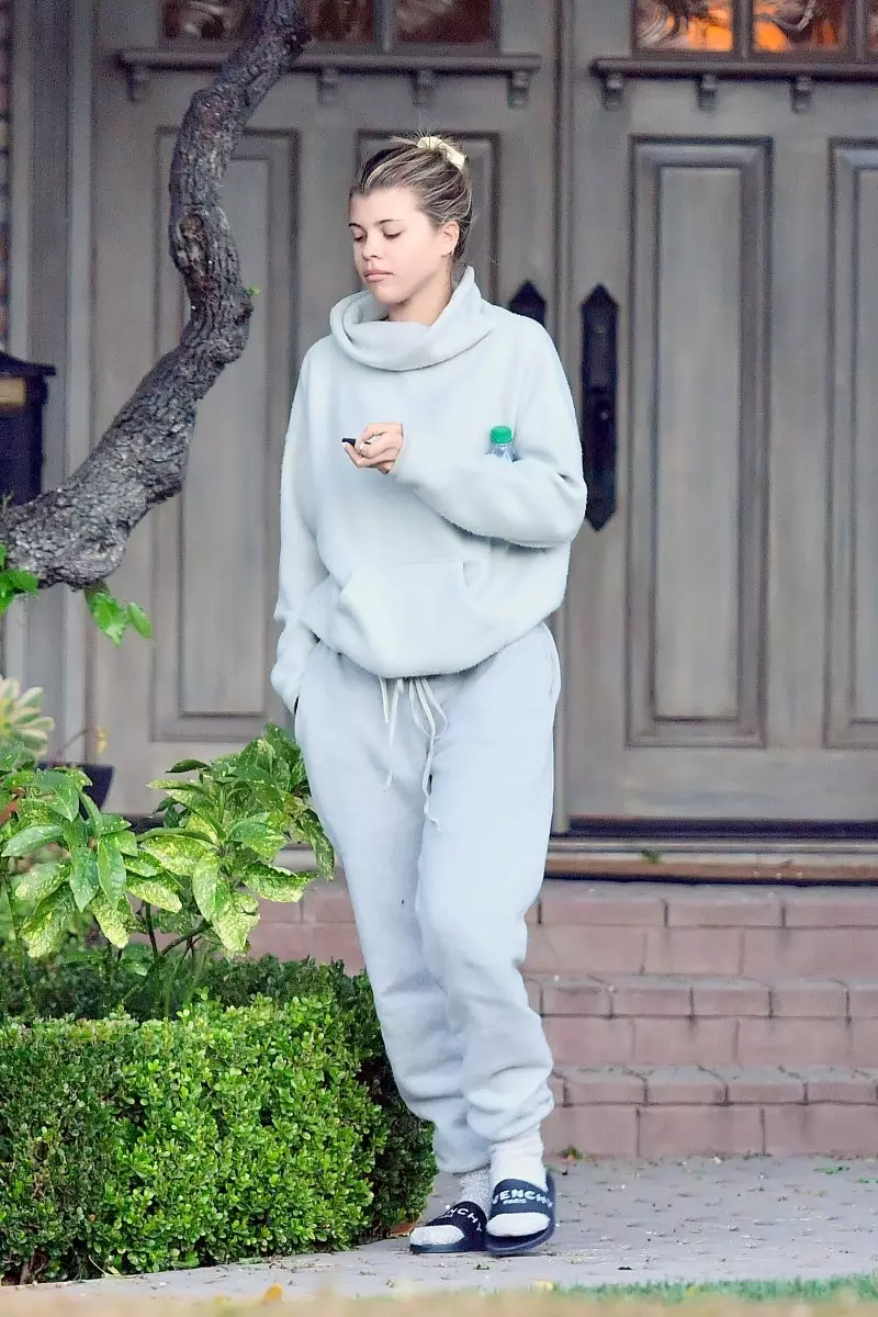 Sofia Richie iført grå sweatshirts