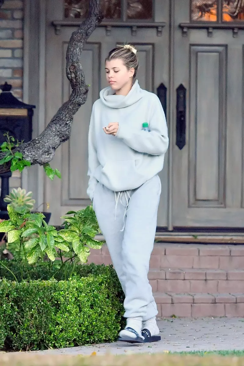 Sofia Richie iført grå sweatshirts