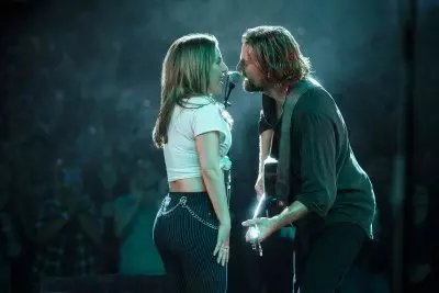 Lady Gaga, Bradley Cooper, Ua Fanau Mai se Fetu