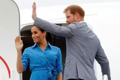 Prince Harry ati Meghan Markle waving
