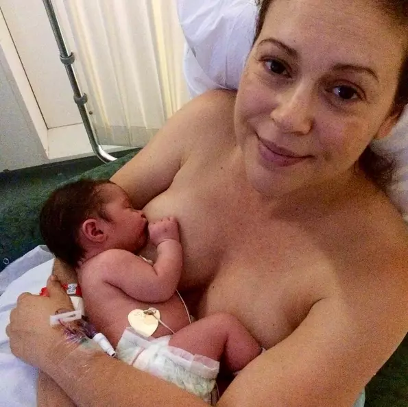 Alyssa milano cho con bú