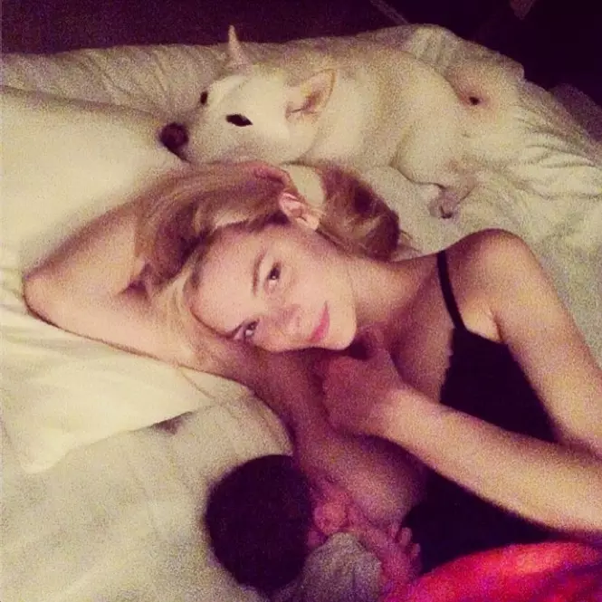 Jaime King che allatta al seno