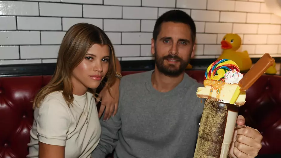 Sofia Richie און Scott Disick פּאָוזינג צוזאַמען מיט אַ מילקשייק אין שוגער פאַקטאָרי