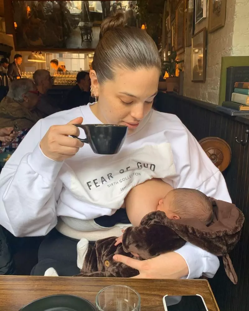 Ashley Graham Nagpapasuso ng Sanggol Habang Umiinom ng Kape