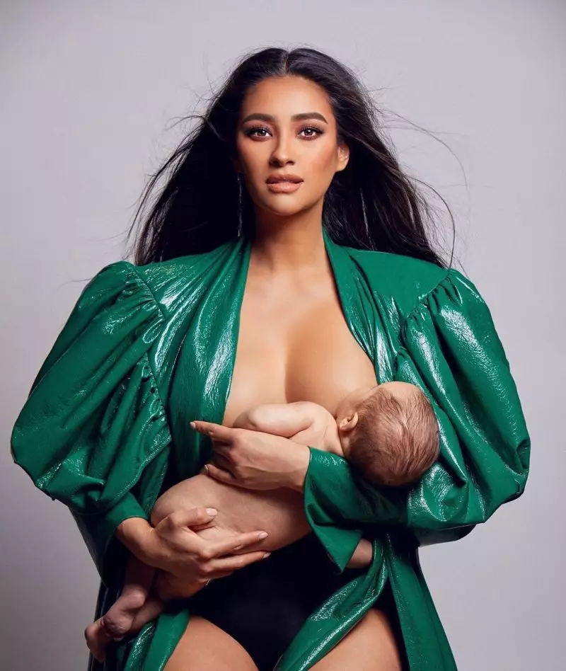 Larawan ng Pagpapasuso ni Shay Mitchell Glam kasama ang bagong silang na anak na babae na si Atlas Noa