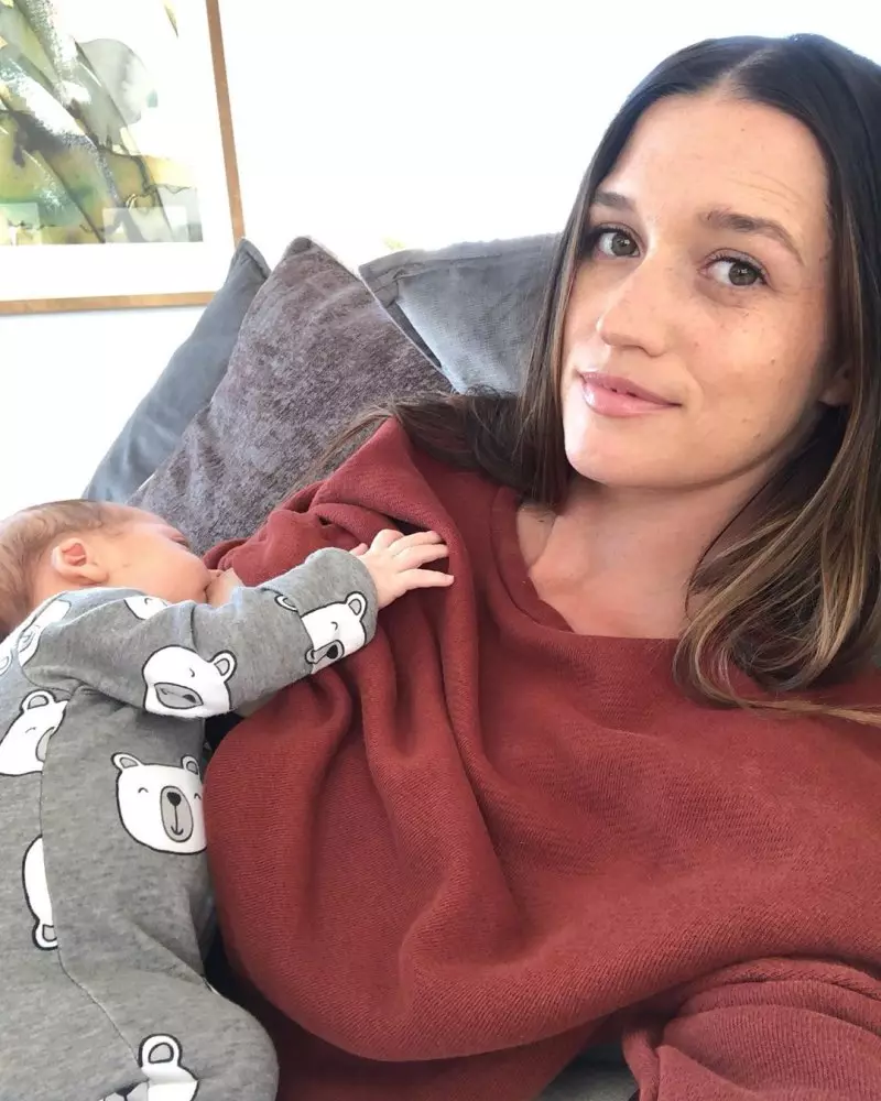 Bachelor Nation izarra Jade Roper Breastfeeds Baby Brooks