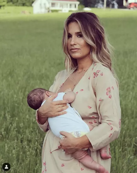 jessie james decker nagpapasuso