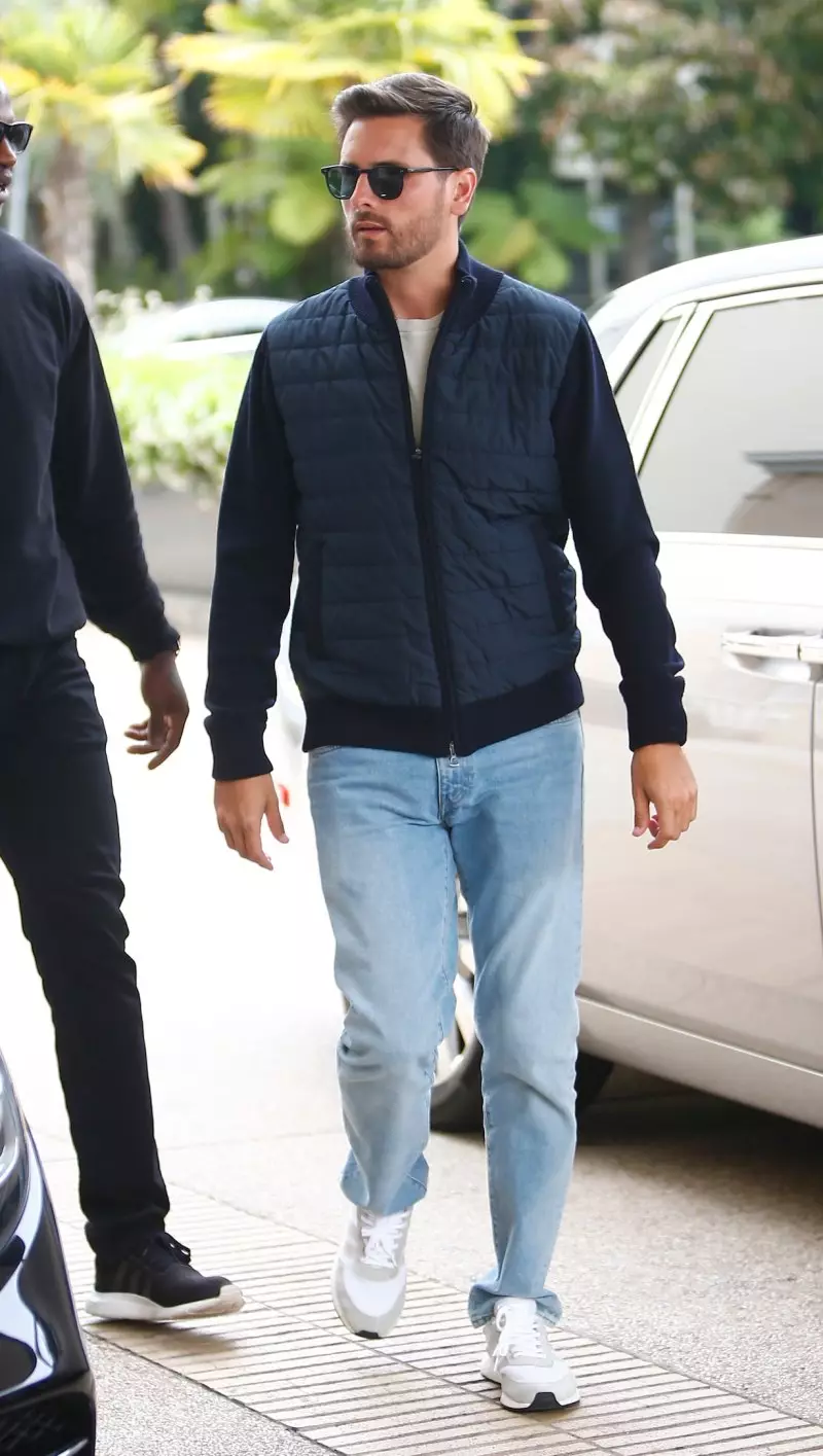 Scott Disick 蓝色衬垫飞行员夹克灰色 T 恤浅蓝色牛仔裤太阳镜