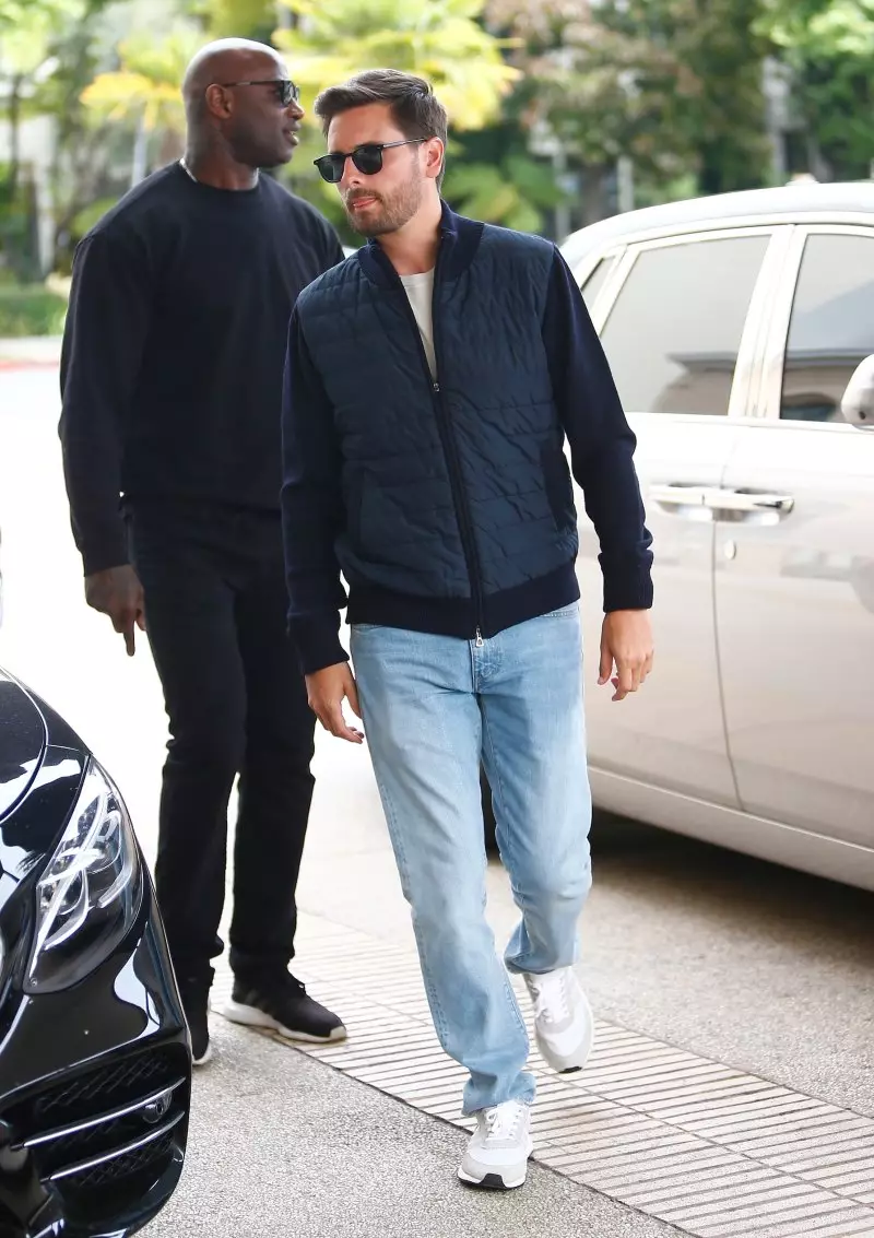 Scott Disick blue padded bomber jacket kijivu tshirt ya rangi ya bluu sungalsses