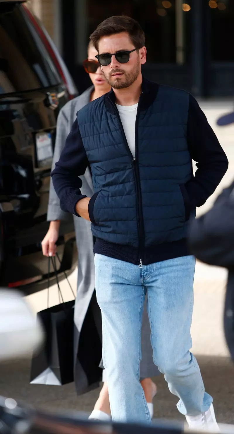 Scott Disick chaqueta bomber acolchada azul camiseta gris jeans azul claro gafas de sol