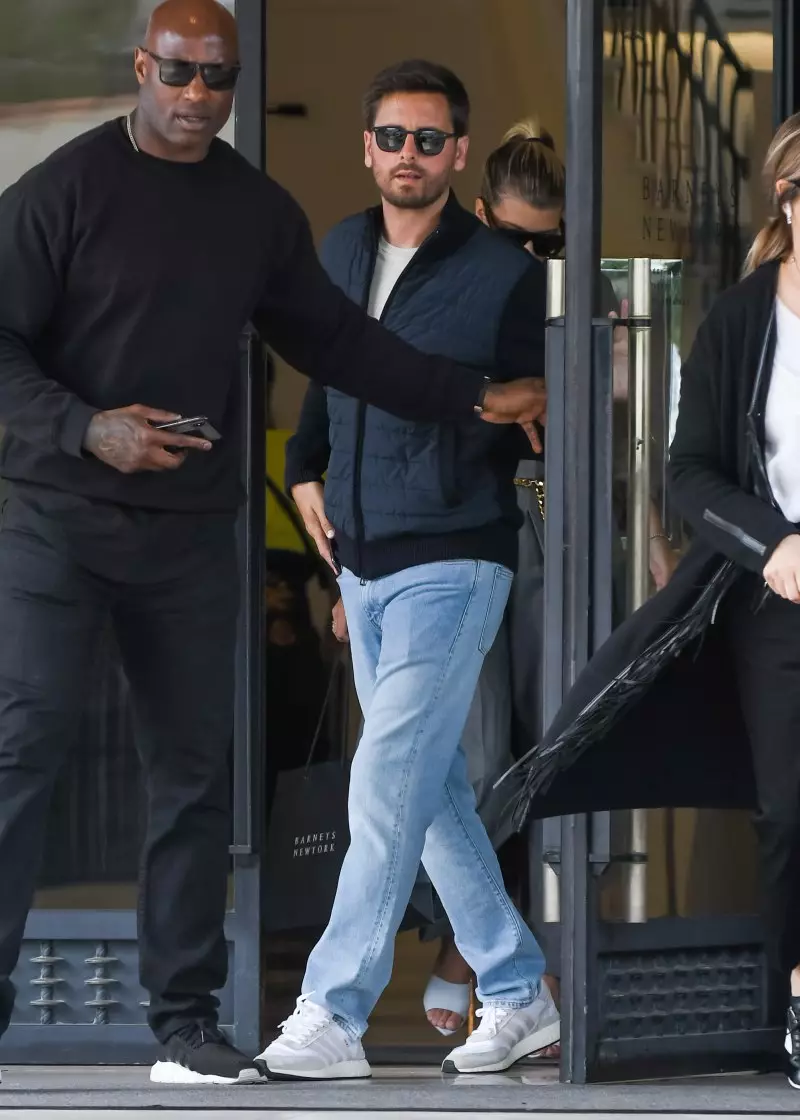 Sofia Richie mavi gri takım elbise yüksek belli pantolon altın zincir kemer siyah kolsuz bluz at kuyruğu sungalsses Scott Disick mavi ceket gri tişört mavi kot güneş gözlüğü