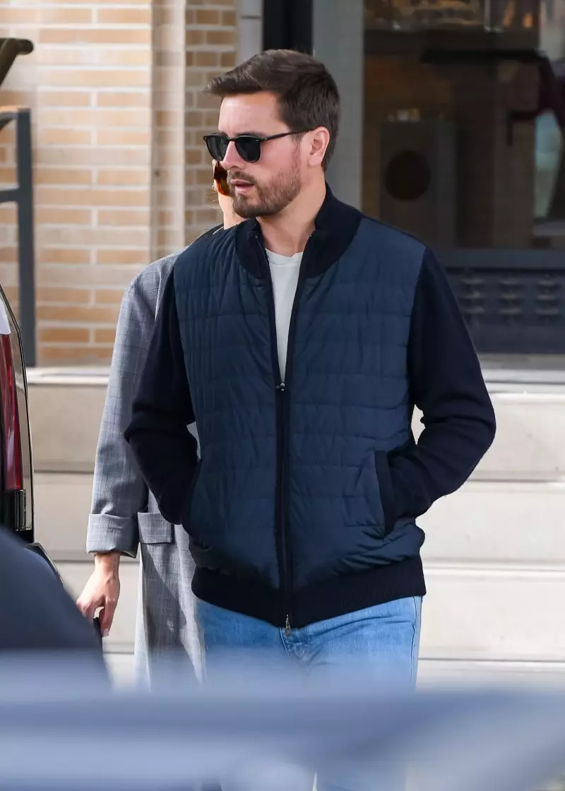 Scott Disick jaket pengebom empuk biru tshirt kelabu jeans biru muda sungalsses