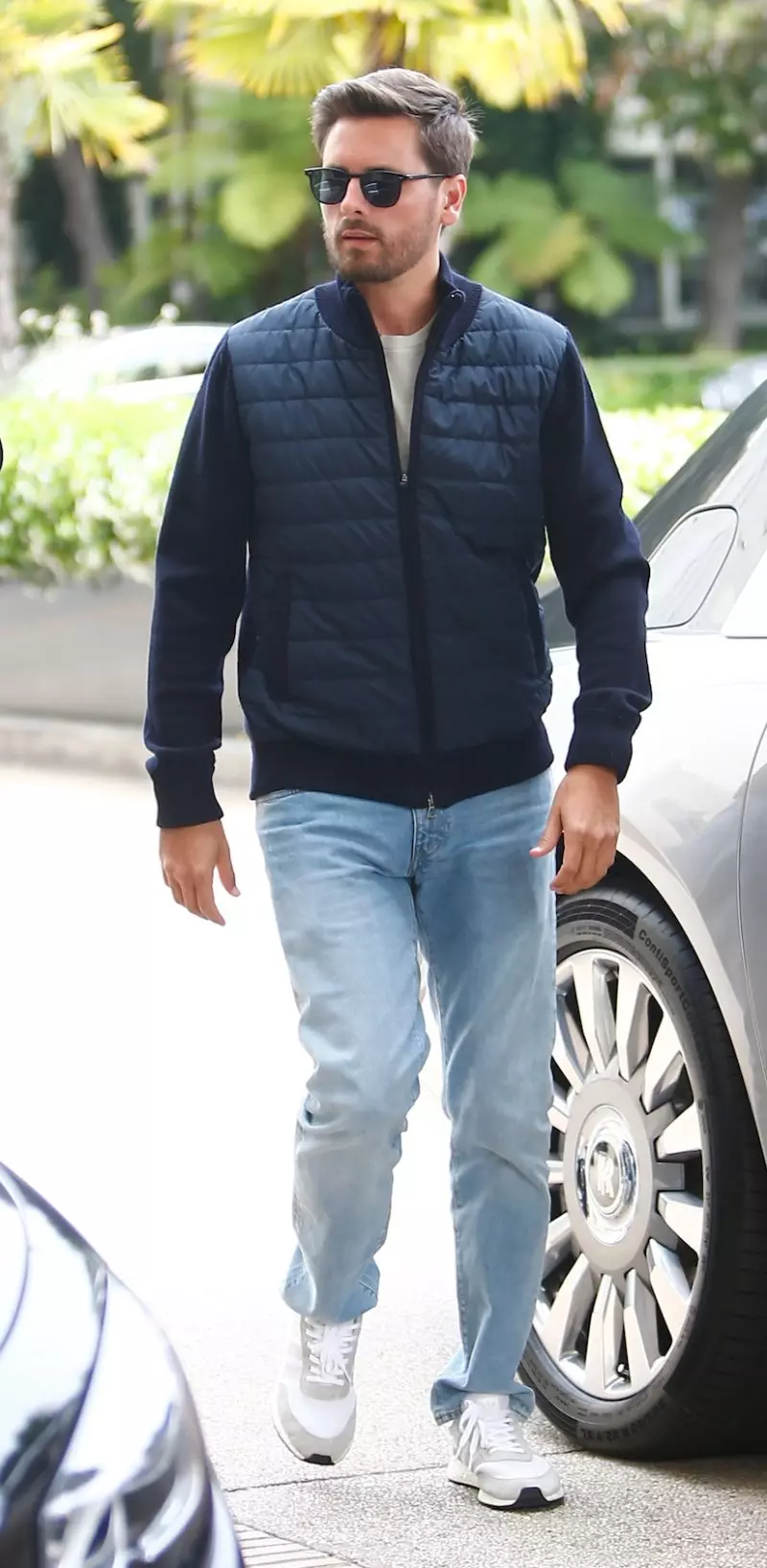 Scott Disick jaket pengebom empuk biru tshirt kelabu jeans biru muda sungalsses
