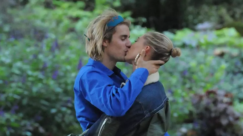 Justin Bieber i Hailey Baldwin fent un petó a Londres, Justin amb camisa blava i diadema