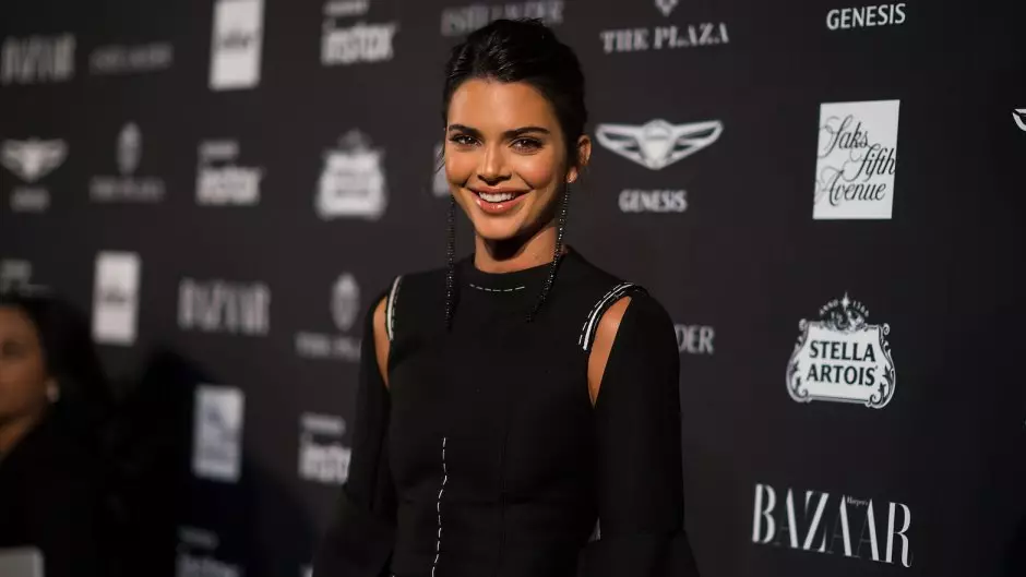 Kendall Jenner helemaal in het zwart gekleed op een evenement