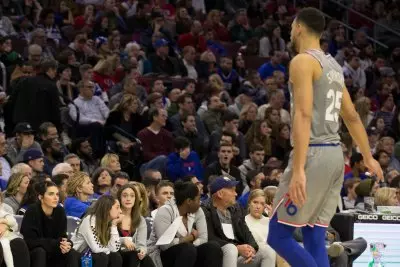 Kendall Jenner kijkt naar Ben Simmons in Philadelphia