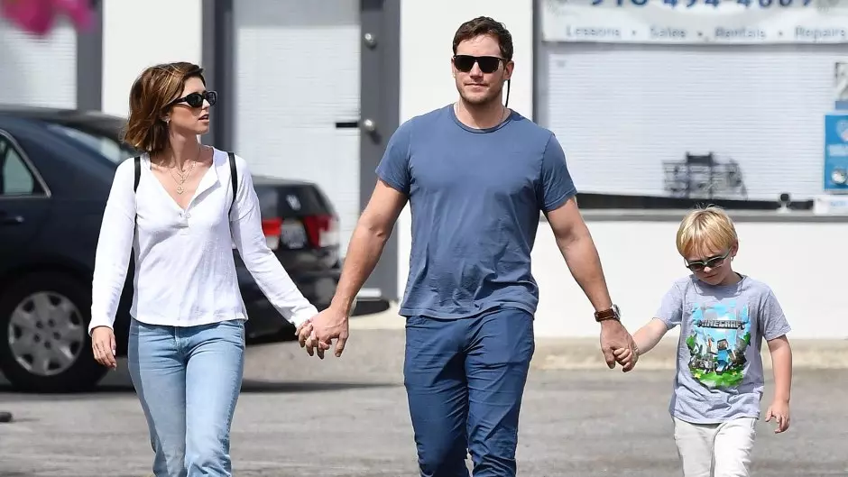 Katherine Schwarzenegger, Chris Pratt és fia, Jack Pratt mindannyian egymás kezét fogják vasárnapi kirándulásuk során