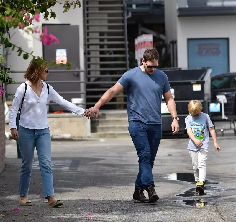 Katherine Schwarzenegger, Chris Pratt ja hänen poikansa Jack Pratt pitävät kaikki kädestä sunnuntairetkellään