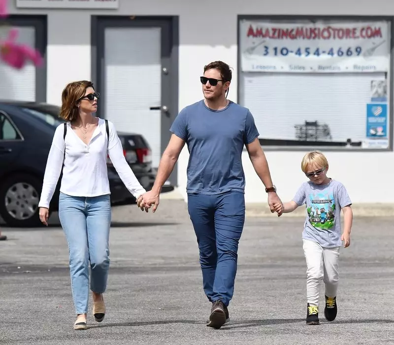 Katherine Schwarzenegger, Chris Pratt og hans sønn Jack Pratt holder alle hender under deres søndagstur