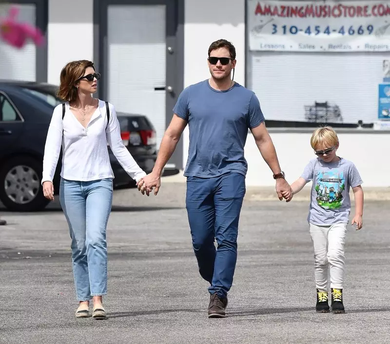 Katherine Schwarzenegger, Chris Pratt og hans sønn Jack Pratt holder alle hender under deres søndagstur