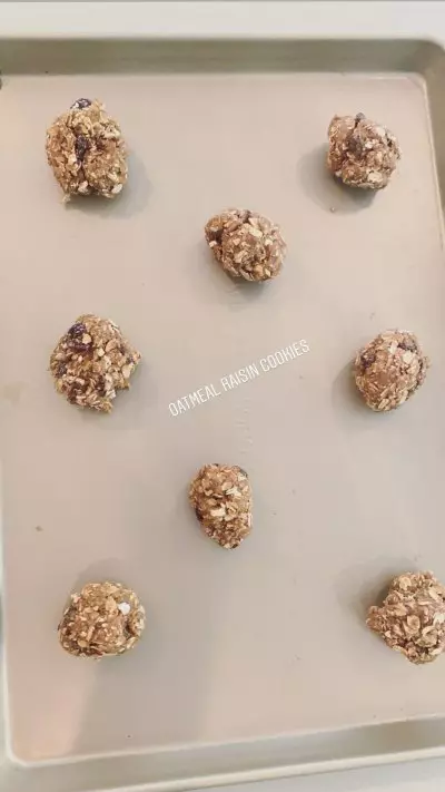 Katherine Schwarzenegger-ek cookieak prestatzen ditu