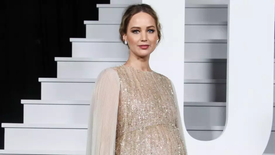 Jennifer Lawrence ၏ Baby Bump ဓာတ်ပုံများ ကိုယ်ဝန်ဆောင်ပုံများကို ကြည့်ပါ။