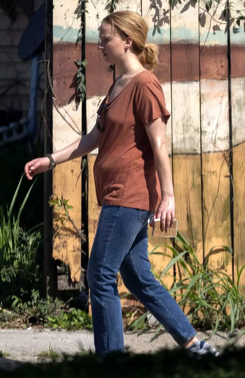 Jennifer Lawrence ၏ ကလေးအဖုအထစ် ကြီးထွားလာသည်။ ကလေး နံပါတ် 1 ဖြင့် ကိုယ်ဝန်ရှိနေစဉ် ဓာတ်ပုံများကို ကြည့်ပါ။