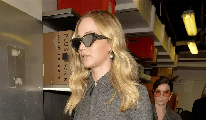 Jennifer Lawrence vypadá elegantně na pařížském týdnu módy