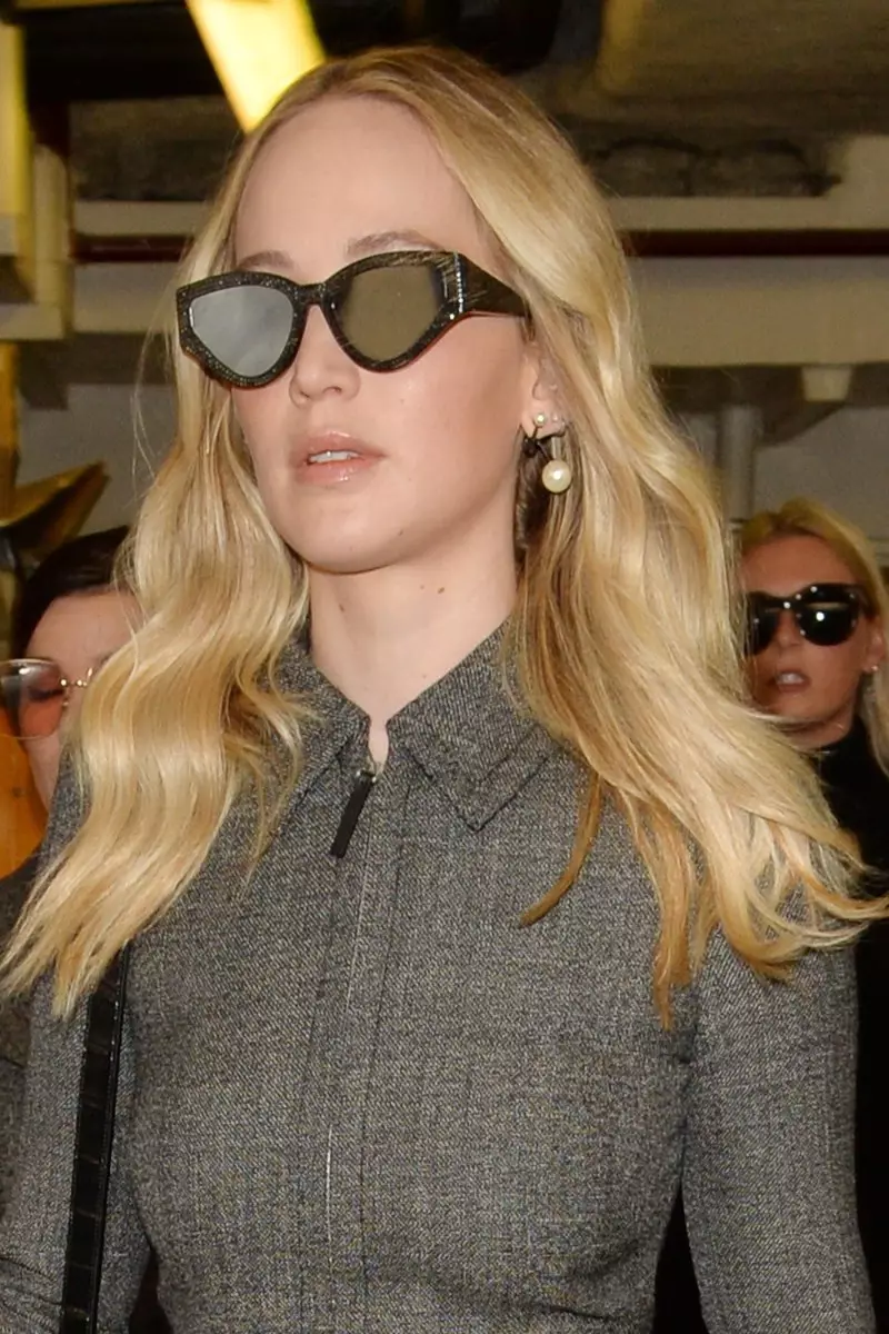 D'Jennifer Lawrence kuckt Chic op der Paris Fashion Week