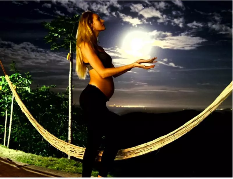 Candice Swanepoel baby bump 1