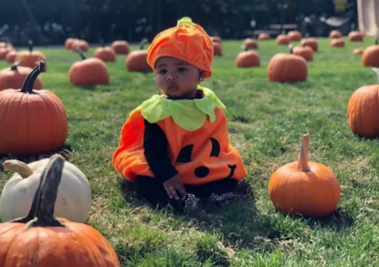 True Thompson vestindo uma fantasia de abóbora de Halloween