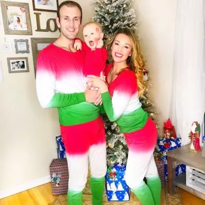 Abielus esimesest silmapilgust paar Jamie Otis ja Doug Hehner poseerivad jõuluriietes tütre Henleyga