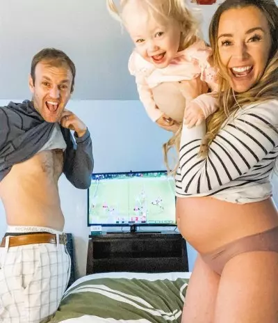 Menikah di First Sight pasangan Jamie Otis dan Doug Hehner Memamerkan Perut Mereka Saat Hamil Dengan Henley