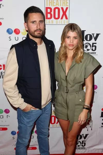 Scott Disick jeans och jacka Sofia Richie grön romper blont hår