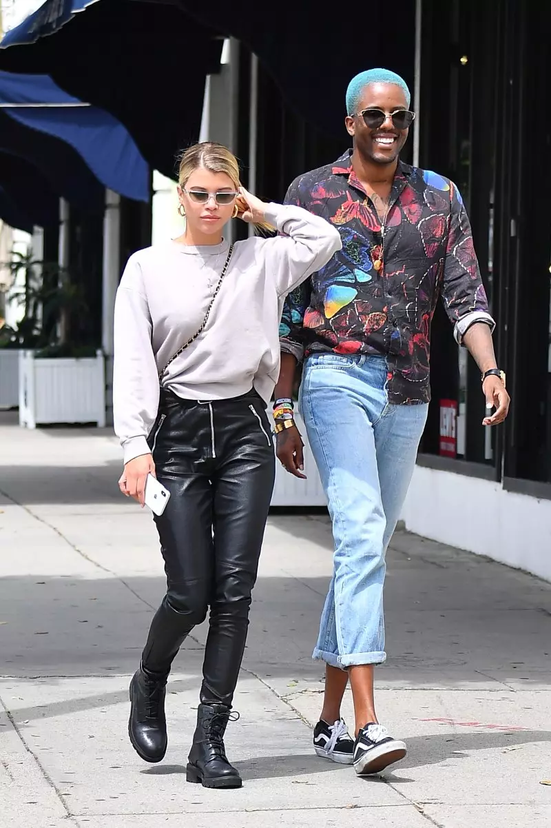 Sofia Richie akitembea na rafiki yake huko L.A.