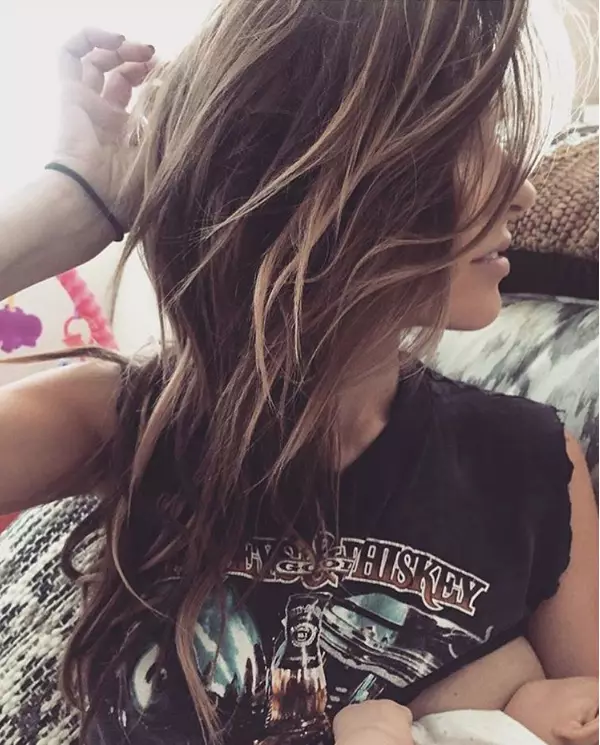 Audrina patridge cho con bú trên instagram