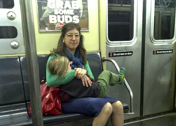 Mayim bialik cho con bú