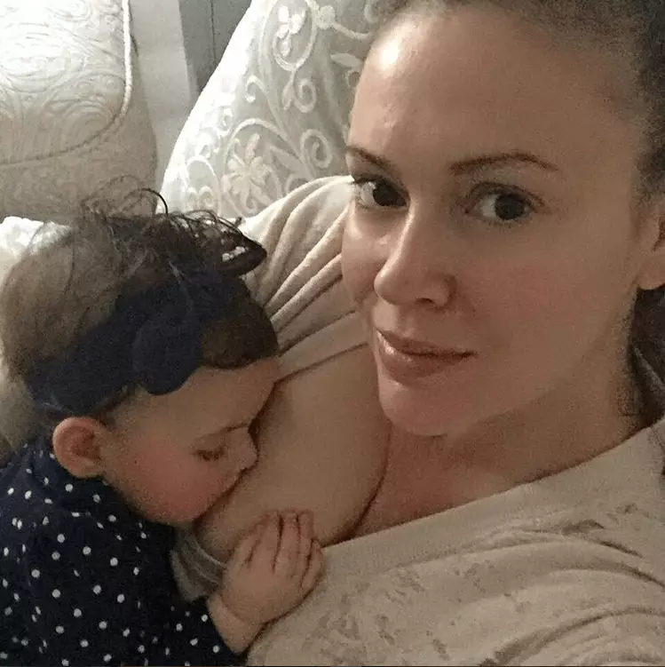 Alyssa milano care alăptează 2