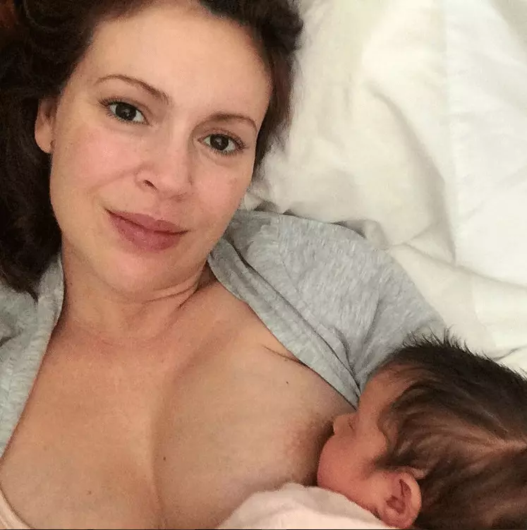 Alyssa milano cho con bú 1