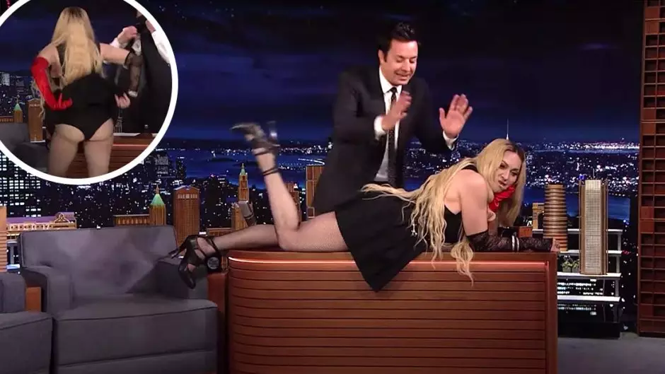 NSFW Madonna ndez audiencën në 'Tonight Show': tregon çorapin e saj me rrjetë të mbuluar pas