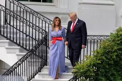 melania en donald trump holding hannen