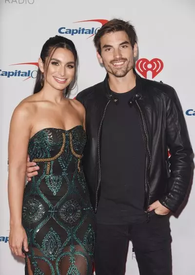 Ashley Iaconetti en Jared Haibon poseer saam by Iheart Radio Musiekfees