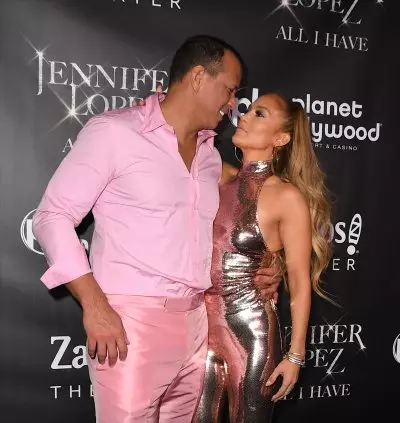 Alex Rodriguez i veshur tërësisht rozë me Jennifer Lopez në tapetin e kuq