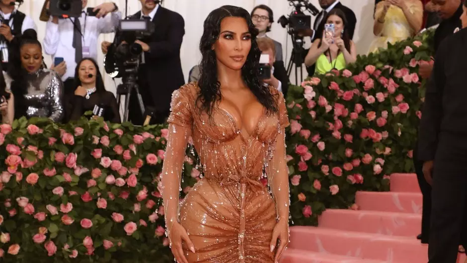 Kim Kardashian u takua me gala 2019 fustan me bel rrëmbyes fustan i zi dhe i lagësht diamante me gji të vogël