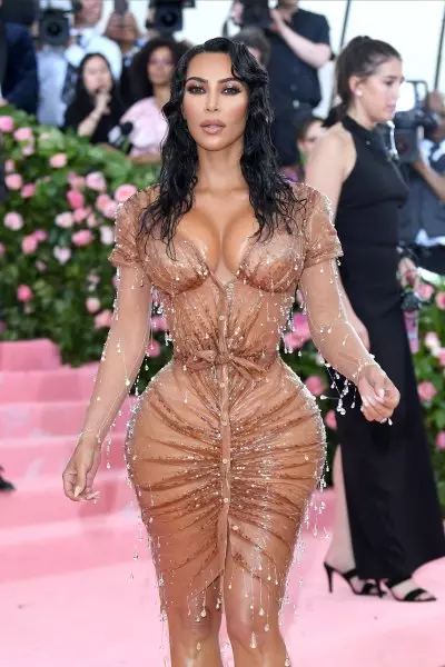 Kim Kardashian 2019 u takua me pamje gala me korse të vogël të belit të lagur
